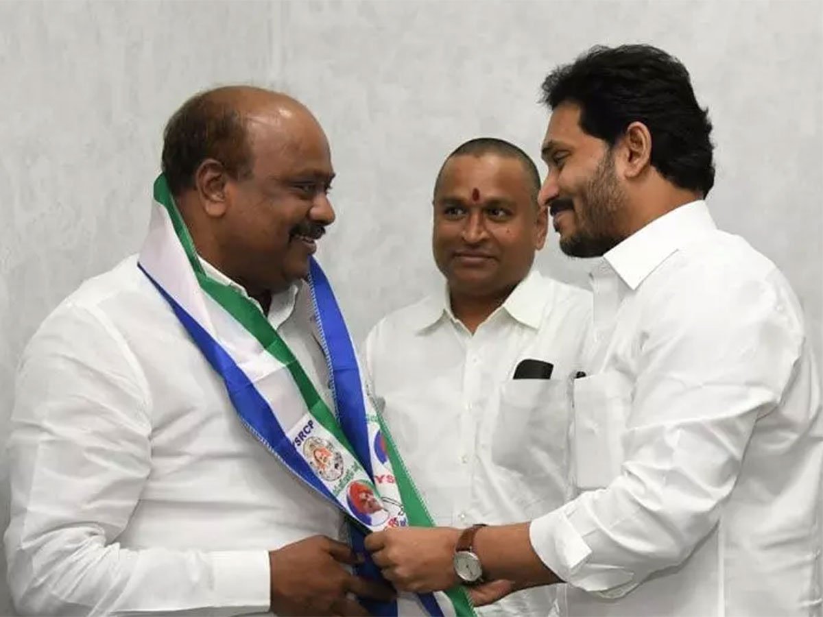 YSRCP faces a huge setback in the Vizag district | Andhrawatch.com