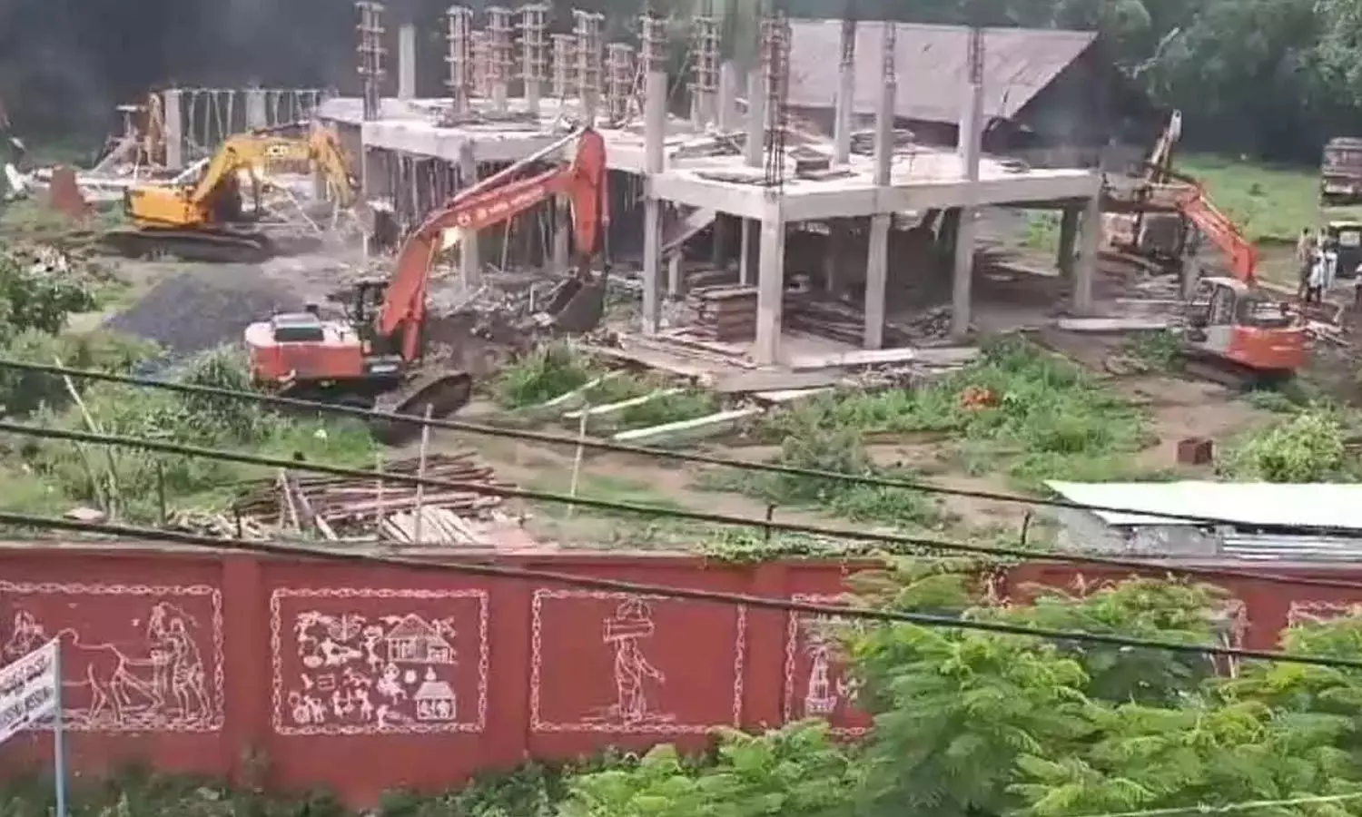 YCP’s Under-Construction Office Demolition At Tadepalli - Andhrawatch.com