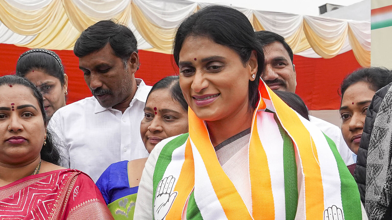 Sharmila lambasted Jagan’s Delhi tour | Andhrawatch.com