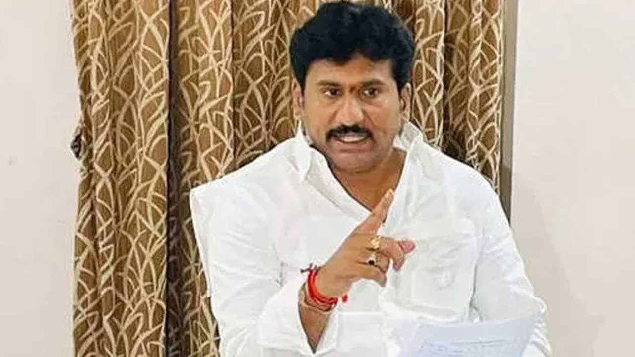 మాజీ అయినా గానీ ఓవరాక్షన్ తగ్గలేదు! | Andhrawatch.com