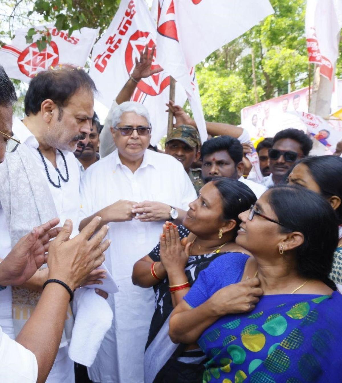 Nagababu visit Flared Up Tension with counter slogans In Pithapuram | Andhrawatch.com